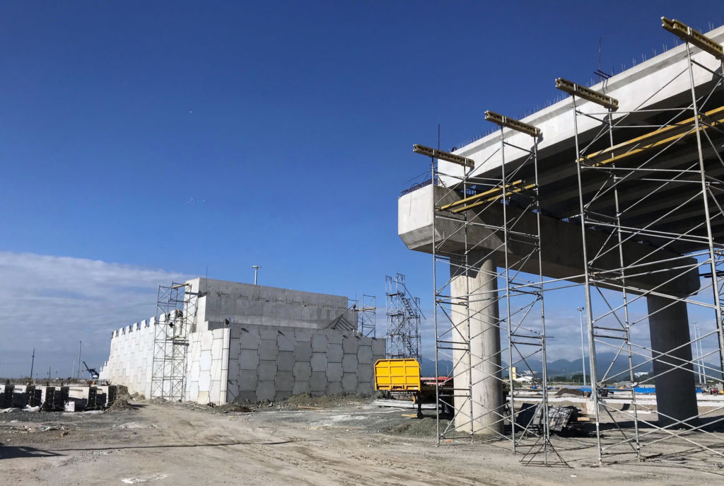 Muros de tierra armada, rampas de acceso y estribos para el aeropuerto ...